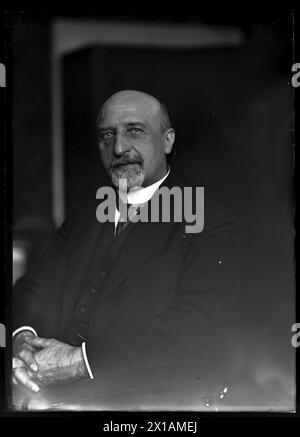 Picture Karl Seitz (1869-1950), Karl Seitz standing, hand on back ...