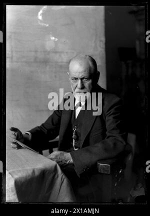 Picture Sigmund Freud (1856-1939), portrait Sigmund Freud., 1926 ...