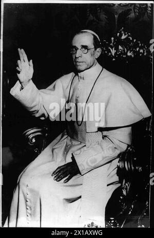 Pope Pius XII blessing the people of Rome Stock Photo - Alamy