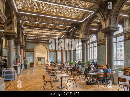 The Tiled Hall Cafe in Leeds Art Gallery, Yorkshire, England, UK Stock ...