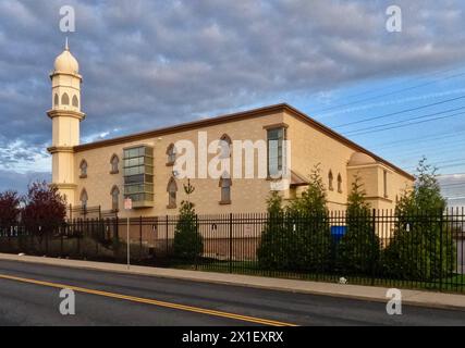 Bait-ul-Aafiyat Mosque, also called the Philly Mosque, at Broad and ...