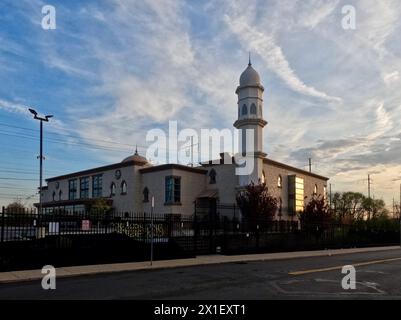 Bait-ul-Aafiyat Mosque, also called the Philly Mosque, at Broad and ...