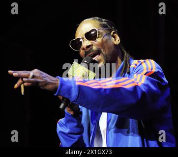 Rapper Snoop Dogg performs during halftime of an NFL football game ...