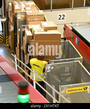 A behind-the-scenes view of the evening sorting and aircraft loading at ...