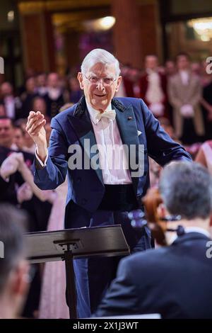 THE VIENNA PHILHARMONIC ORCHESTRA WITH CONDUCTOR HERBERT VON KARAJAN 14 ...