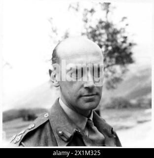 ITALY : EIGHTH ARMY CONFERENCE AT TAC HQ - General Leese and Major ...