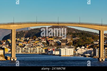 Die Einfahrt in den Hafen von Kristiansund an der norwegischen Küste ...
