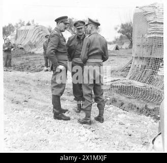 ITALY : EIGHTH ARMY GENERAL FREYBURG VISITS A BRIGADE 15 ( ) - Lieut ...