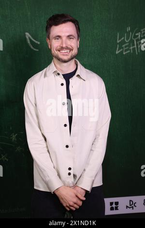 ALMANIA - Staffel 2 Premiere Phil Laude Rolle: Lehrer Frank Stimpel und ...