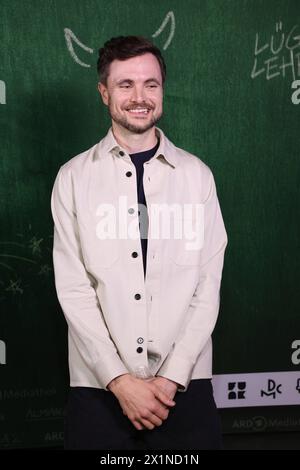 ALMANIA - Staffel 2 Premiere Phil Laude Rolle: Lehrer Frank Stimpel und ...