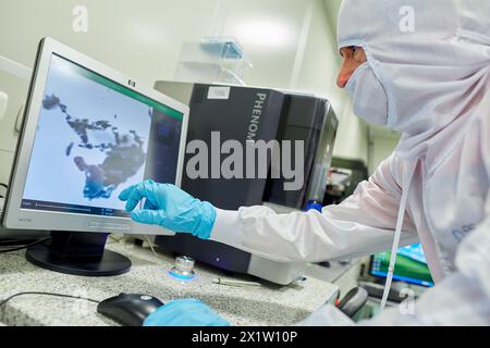 FEI Phenom benchtop SEM. Cleanroom. Nanotechnology. Laboratory. CIC ...