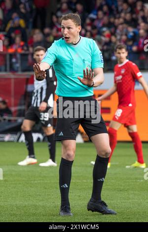 Football match, referee Martin PETERSEN in step, football stadium Voith ...