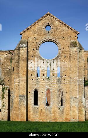 Chiusdino (Si), l’abbazia di San Galgano del XIII secolo Stock Photo ...