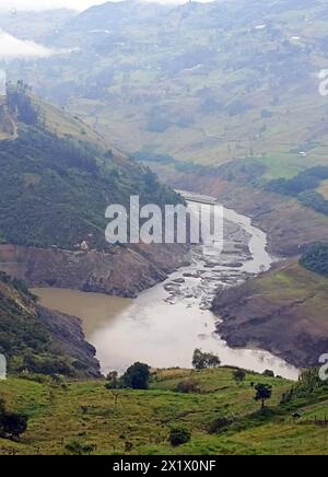 CUENCA-CAUDAL-EMBALSE-MAZAR Cuenca,Ecuador 18 de abril de 2024 El agua ...