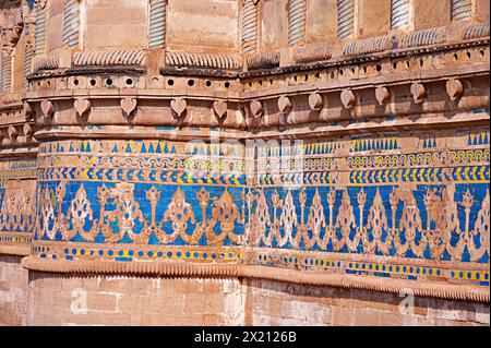 Decorative colourful outer wall of Man Mandir Palace, Fort complex ...