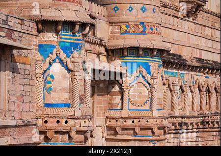 Decorative colourful outer wall of Man Mandir Palace, Fort complex ...