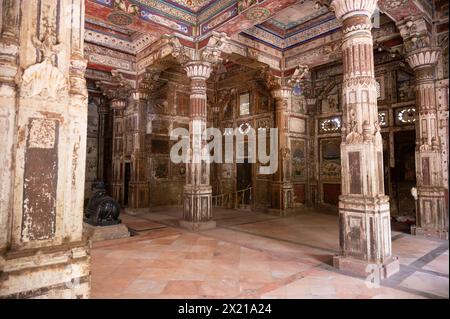 Interiors, Chhatri of Shrimant Daulatrao Maharaj Scindia, Chhatris of ...