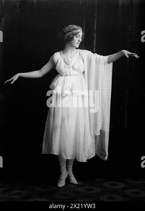 Young Woman standing between violet lavender field Stock Photo - Alamy