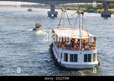 Sailing barge under tow at the Pont Fares, Pont de Kalabsha bridge ...