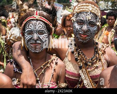 Papuan woman in traditional costume, sing sing, Morobe Show, Lae, Papua ...