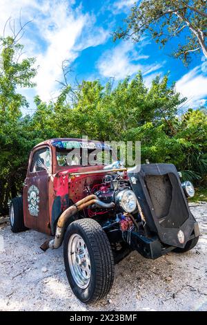 Hot rod on the beach in Caorle, near Venice - rockabilly cars - Roll e ...