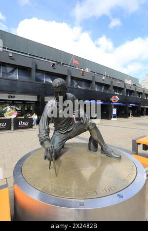 Statue of Capt Matthew Flinders bending over a map of Australia which ...
