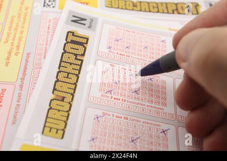 Ein Schein der Zahlenlotterie Eurojackpot liegt auf einem Schreibtisch ...
