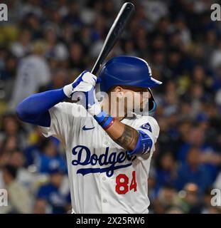 Los Angeles Dodgers outfielder Andy Pages makes running catch on ...