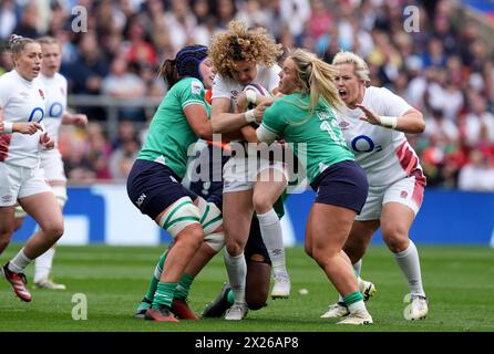 England's Ellie Kildunne (centre) is tackled by USA's Ilona Maher (left ...