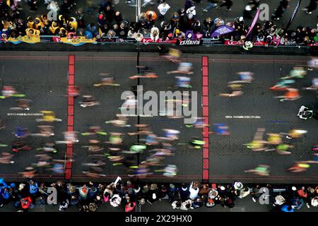 The masses crossing Tower Bridge during the TCS London Marathon ...