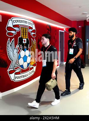 Coventry City's Callum O'Hare and Manchester United's Marcus Rashford ...