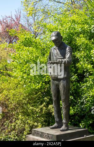 A statue of Fred Lebow, the founder of the New York Marathon, is ...