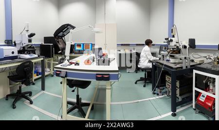 Magneto-Optical Kerr Effect MOKE Microscope, Kerr microscopy for the ...