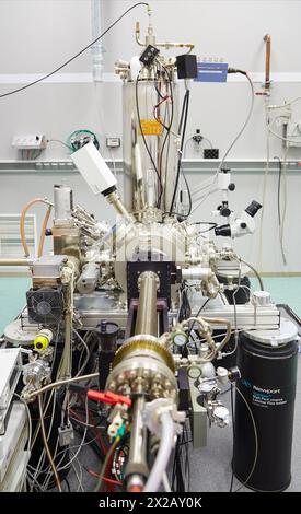 Scanning tunneling microscope to measure the electronic, mechanical and optical properties at ...