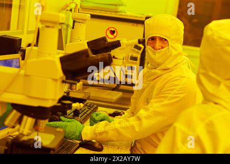 Nikon Elipse 150 microscope. Cleanroom. Nanotechnology. Laboratory. CIC ...