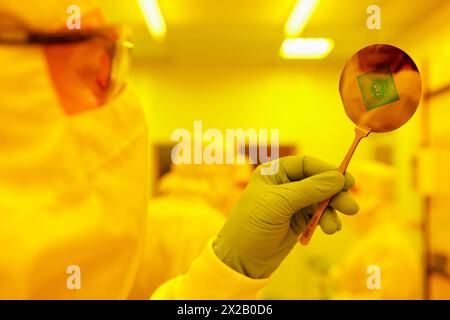 Patterned silicon wafer, nanodevice, Photolithography Room, clean room ...