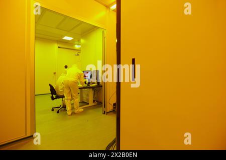 Cheking with an electron microscope the results of an e-beam ...