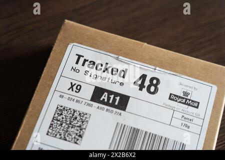Tracked no signature royal mail parcel label Stock Photo - Alamy