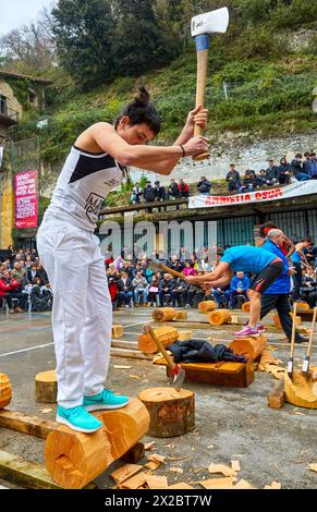 Competition of female Aizkolaris, Cutting of logs, Plaza de la Trinidad ...