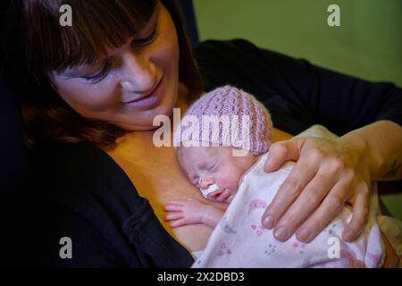 Mother with baby, mother-kangaroo method, Skin-to-skin contact ...