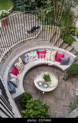 Garden seating in Paultons Square courtyard, Chelsea, London Stock ...
