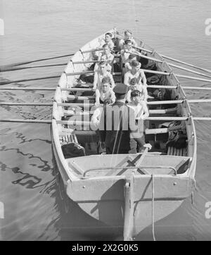 RNVR ORDINARY SEAMEN TRAIN FOR "HOSTILITIES ONLY COMMISSIONS" MAY 1942 ...