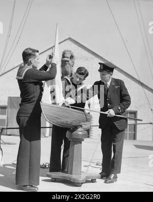 RNVR ORDINARY SEAMEN TRAIN FOR "HOSTILITIES ONLY COMMISSIONS" MAY 1942 ...