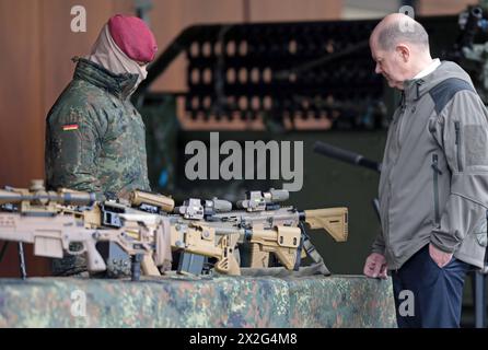 Dem Bundeskanzler wird eine Auswahl von Waffen und Ausrüstung des ...