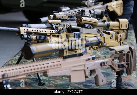 Eine Auswahl von Waffen und Ausrüstung des Kommando Spezialkräfte KSK ...