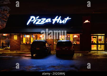 Pizza Hut Restaurant Sign Stock Photo - Alamy