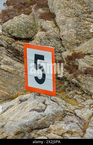 5 Knots sign Stock Photo - Alamy