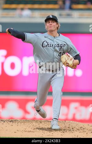 Chicago White Sox pitcher Jonathan Cannon throws against the Los ...
