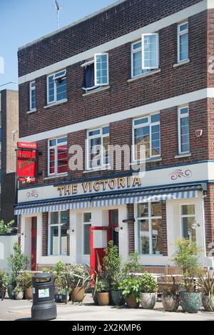 The Victoria Pub, Mile End, London Stock Photo - Alamy