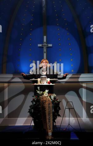 Imogen Kogge als Rieke Schneider und Leonie Krieg als Kim Olkowski, v.l ...